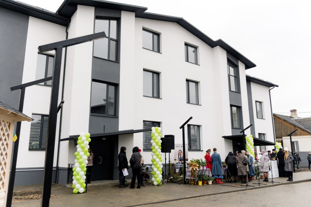 Displaced Ukrainians find a safe haven and a new home in renovated IDP ...