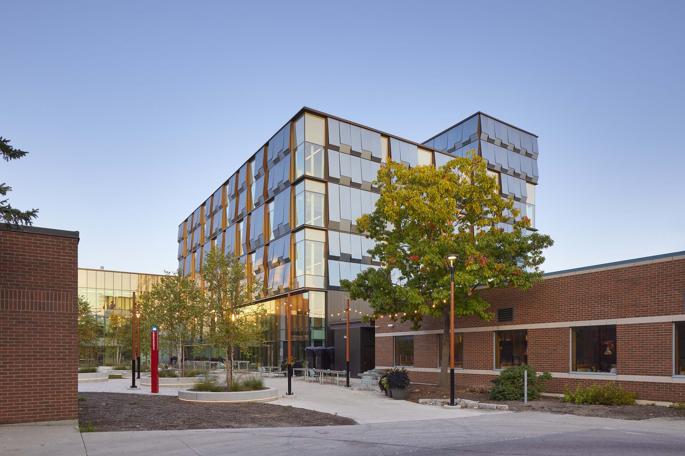 SolarLab’s innovative solar facades provide electricity to buildings ...